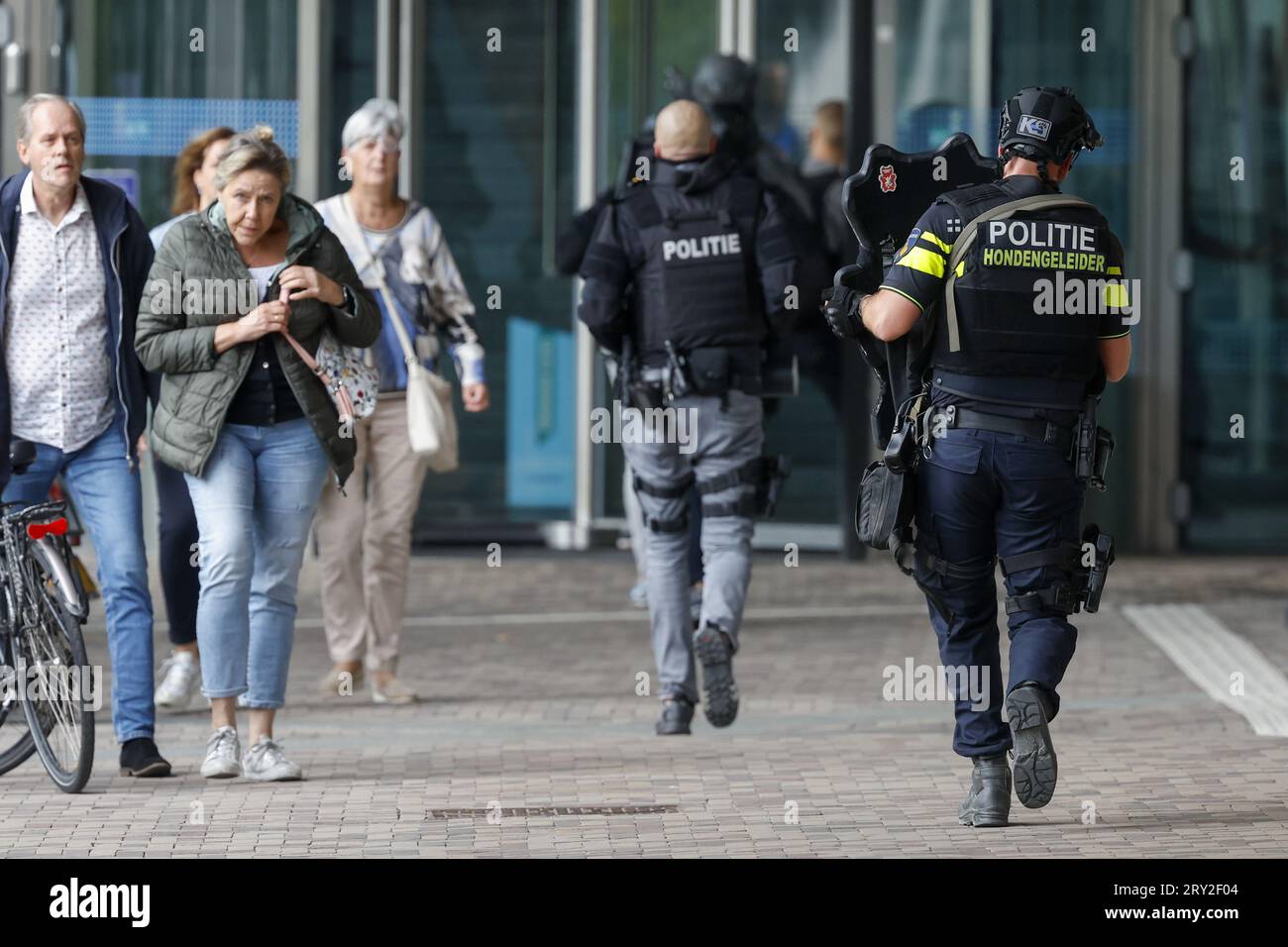 ROTTERDAM - Police officers at the Erasmus MC Rotterdam on ...