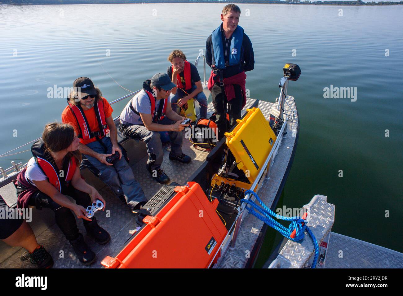 28 September 2023, Saxony-Anhalt, Arendsee: Sven Thomas (r), underwater ...