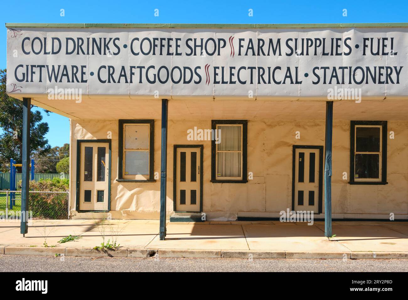 Old abandoned storefront hi-res stock photography and images - Alamy