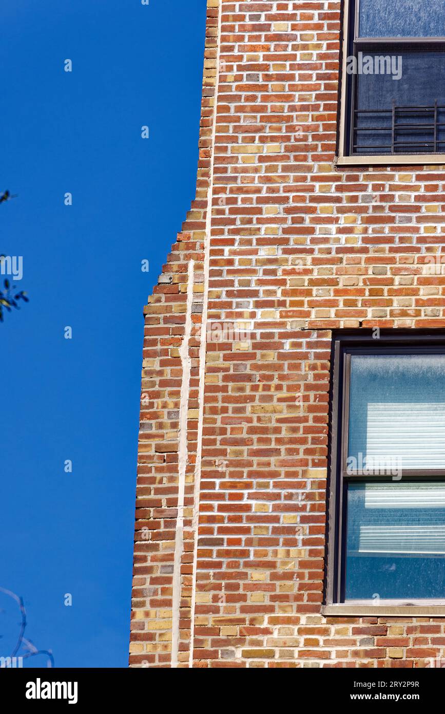 Emery Roth designed 130 East End Avenue in Yorkville, Manhattan with an ...