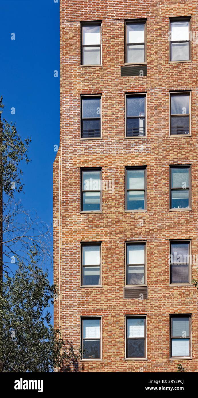 Emery Roth designed 130 East End Avenue in Yorkville, Manhattan with an ...