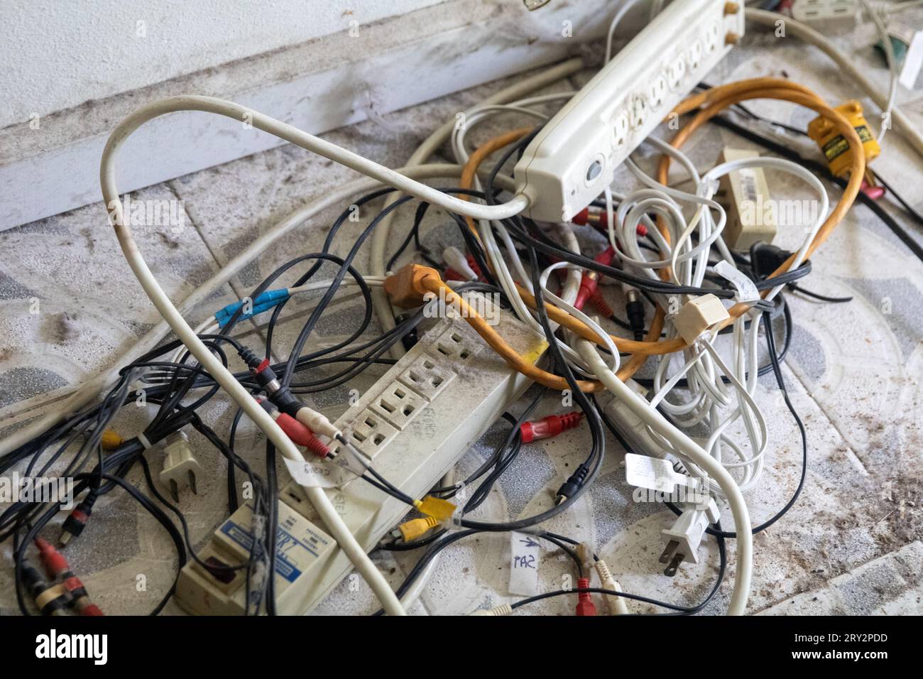 Messy wires home hi-res stock photography and images - Alamy