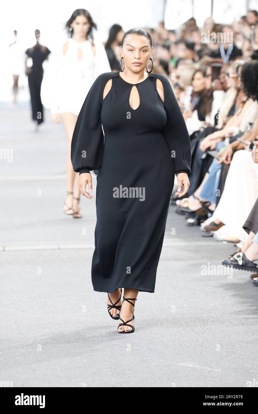 Paris, France. 28th Sep, 2023. Model Paloma Elsesser walks at the Chloe ...