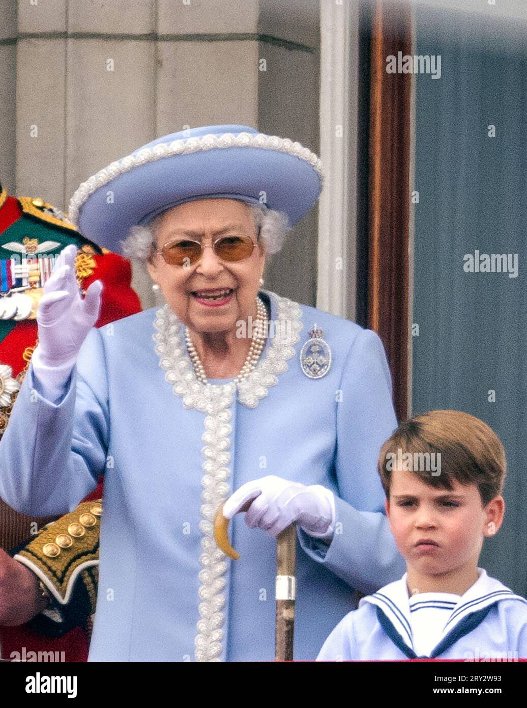 Queen on the balcony 2022 hi-res stock photography and images - Alamy