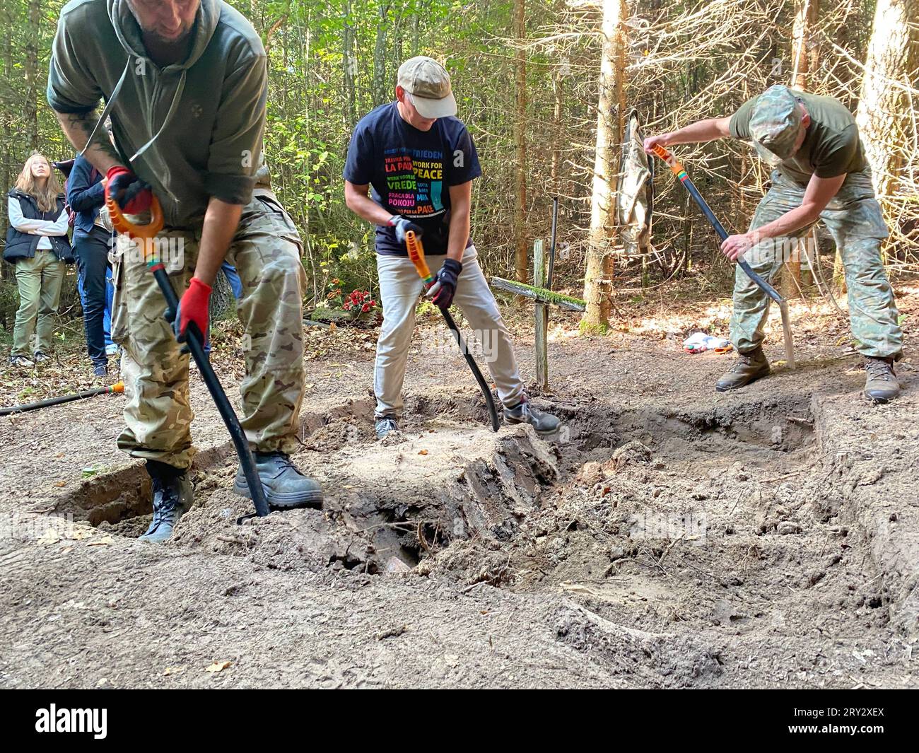 Kelme, Lithuania. 28th Sep, 2023. A Lithuanian excavation team works to ...
