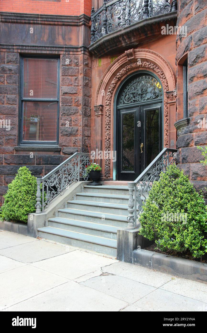 Residential architecture of Commonwealth Avenue in Back Bay East ...