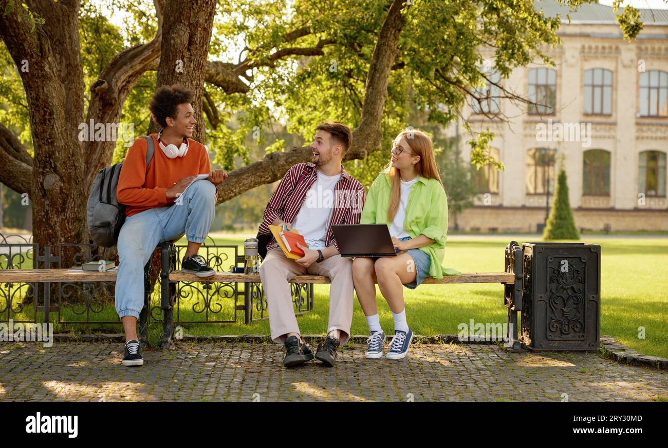 Group students conversation hi-res stock photography and images - Alamy