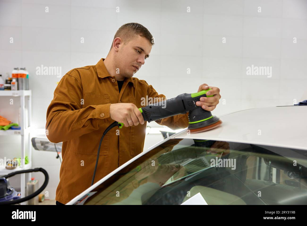 Mechanic buffing roof car hi-res stock photography and images - Alamy