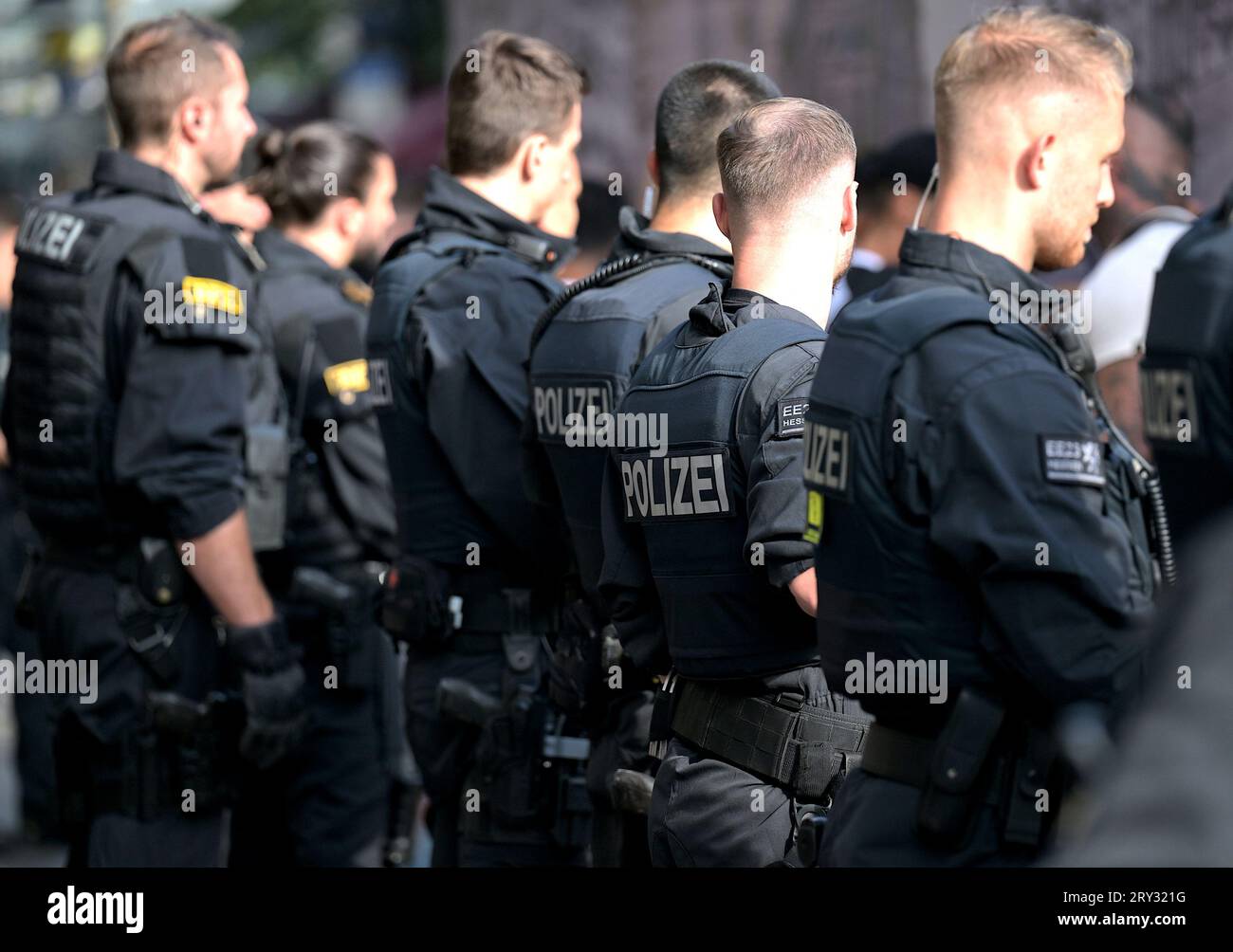 28 September 2023, Hesse, Frankfurt/Main: Police officers check ...