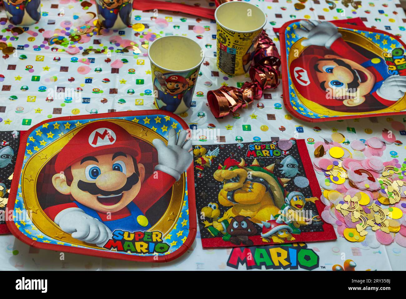 Mario birthday party hi-res stock photography and images - Alamy