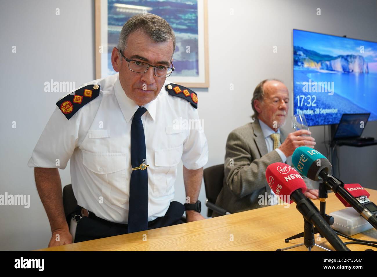 Garda commissioner drew harris left hi-res stock photography and images ...