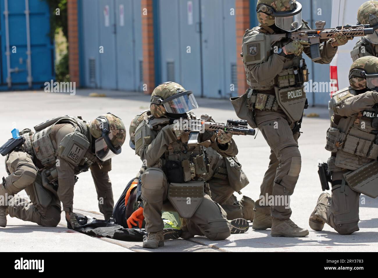 Einsatzbeamte des Spezialeinsatzkommandos SEK der Polizei Rheinland ...