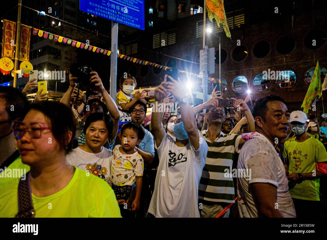 Hong Kong, China. 28th Sep, 2023. People in Tai Hang watch a dragon ...