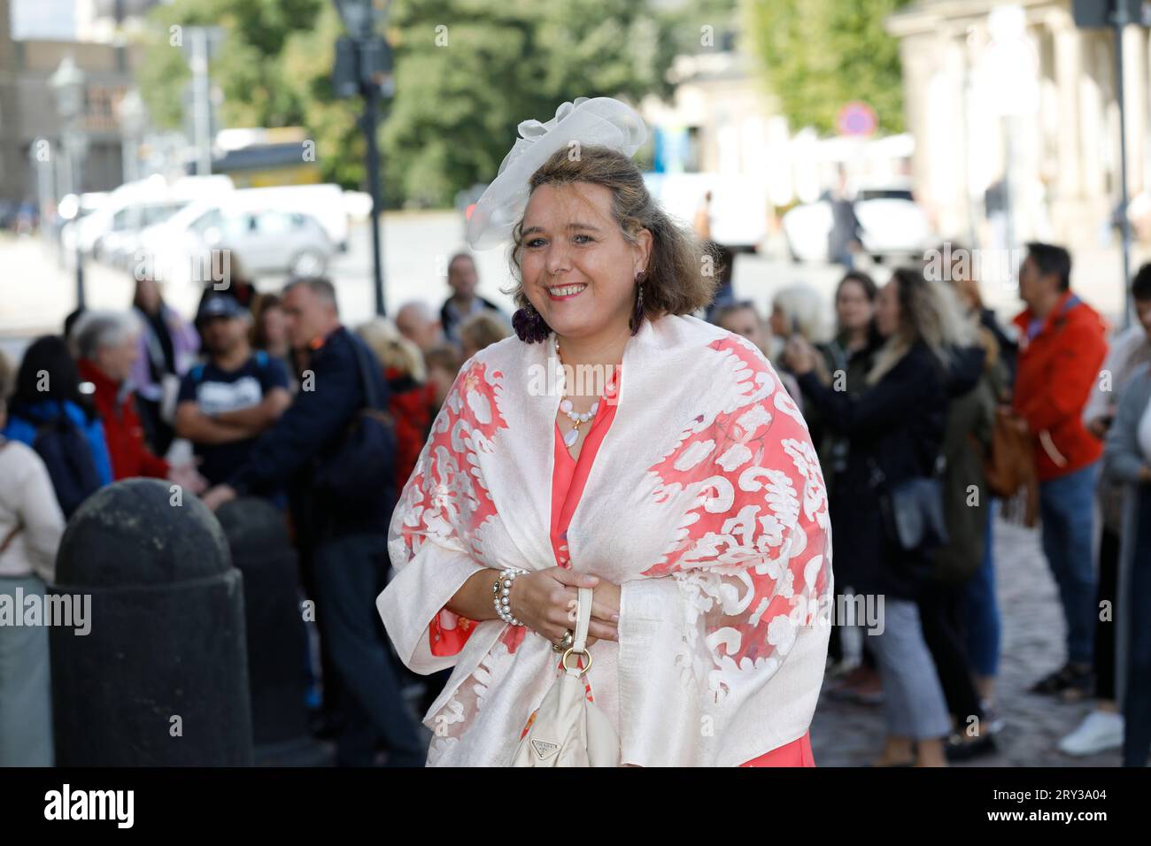 Larissa de la Fontaine bei der Ankunft zur Trauung von Maria Teresita ...