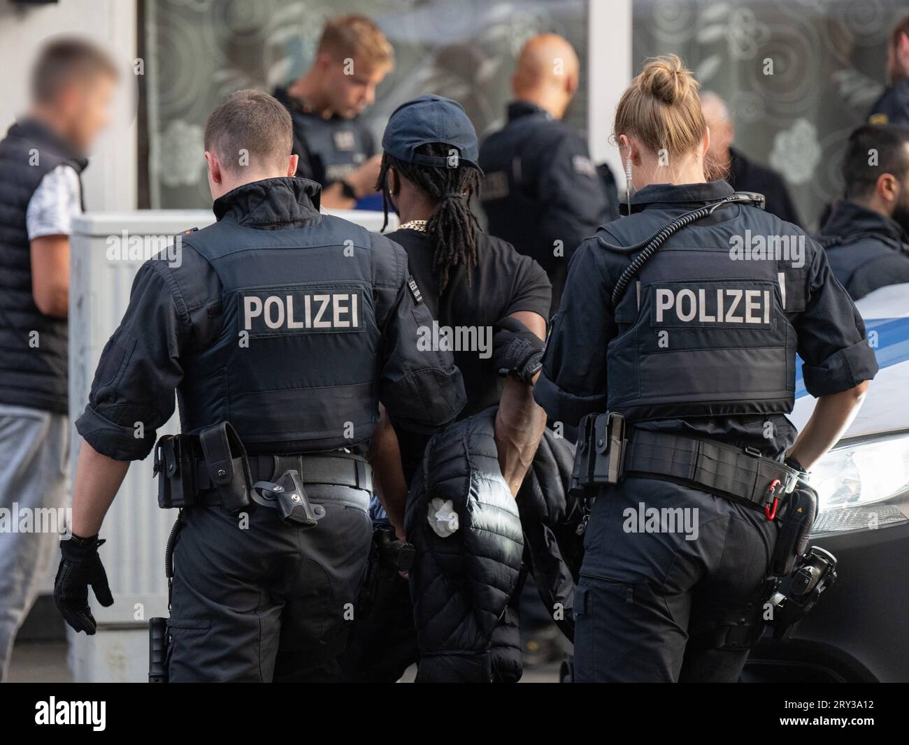 28 September 2023, Hesse, Frankfurt/Main: Police officers check ...