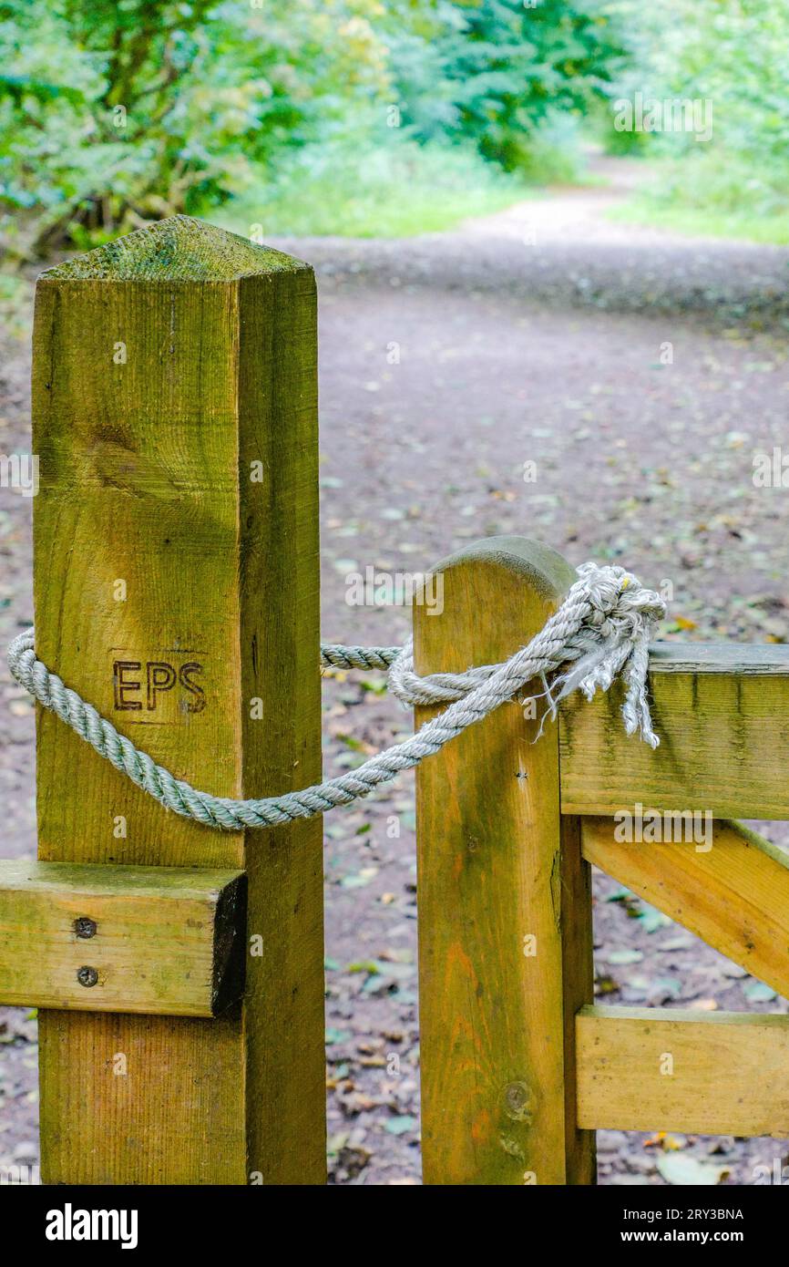 Wood gate hi-res stock photography and images - Alamy