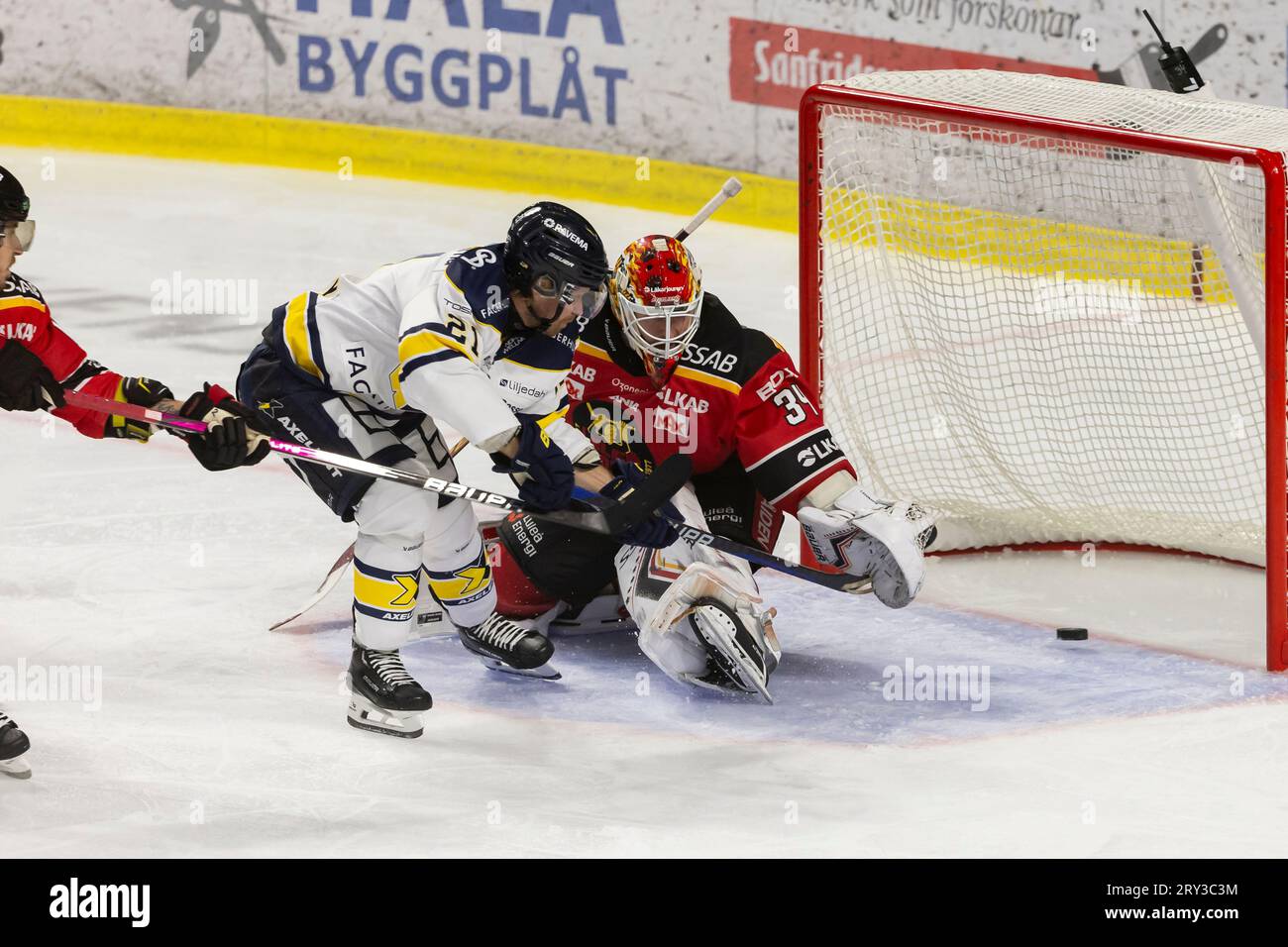 230928 HV71s Mattias Tedenby gör 0-1 bakom Luleås målvakt Joel Lassinantti under ishockeymatchen ...