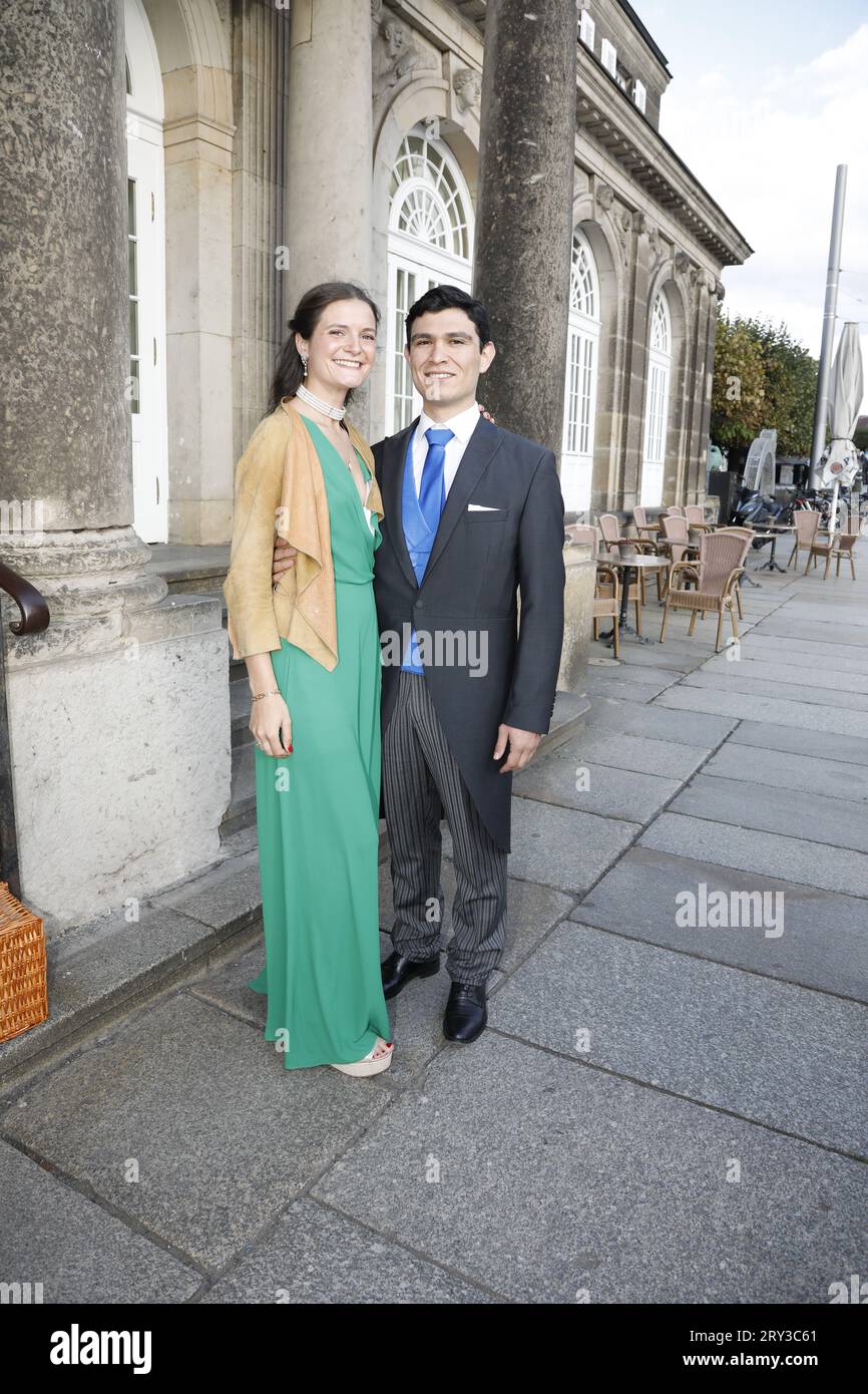 Cyriane de Saporta und Diego Gutierrez Baeza beim Sektempfang ...