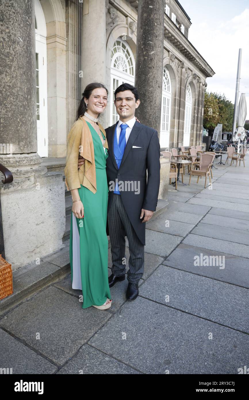 Cyriane de Saporta und Diego Gutierrez Baeza beim Sektempfang ...