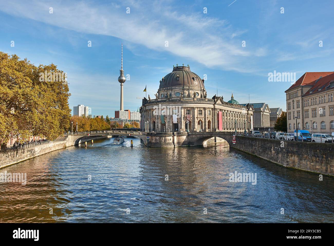 Berlin city center river channel hi-res stock photography and images ...