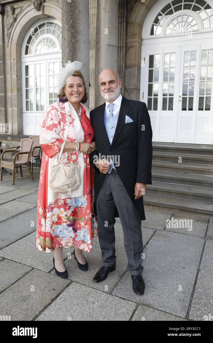 Karsten Wolff mit Larissa de la Fontaine beim Sektempfang anlässlich ...