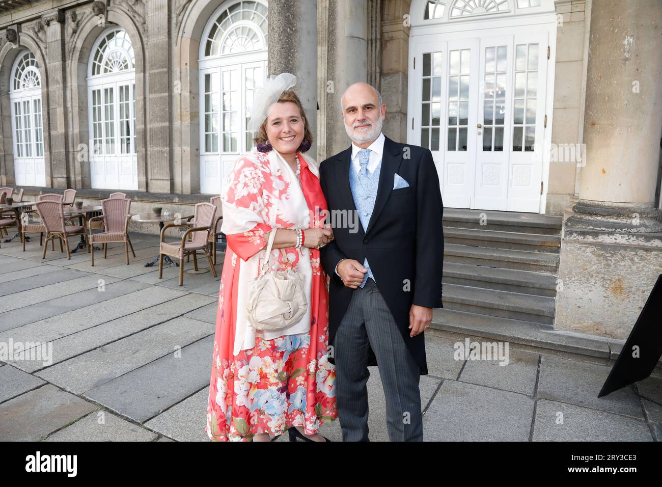 Karsten Wolff mit Larissa de la Fontaine beim Sektempfang anlässlich ...