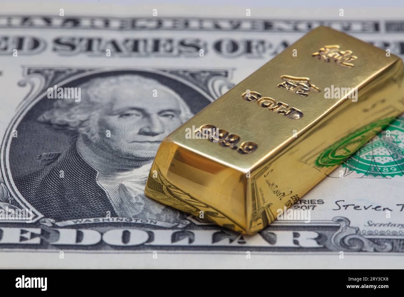 gold bar on US 1 dollar background for design purpose Stock Photo - Alamy