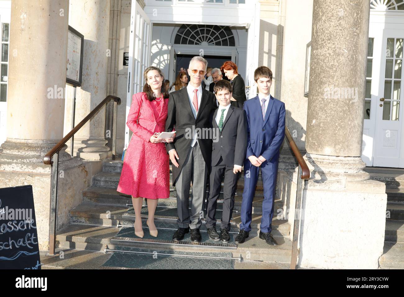 Karl August Prinz von Sachsen mit Ehefrau Anke und Söhnen Clemens Maria ...