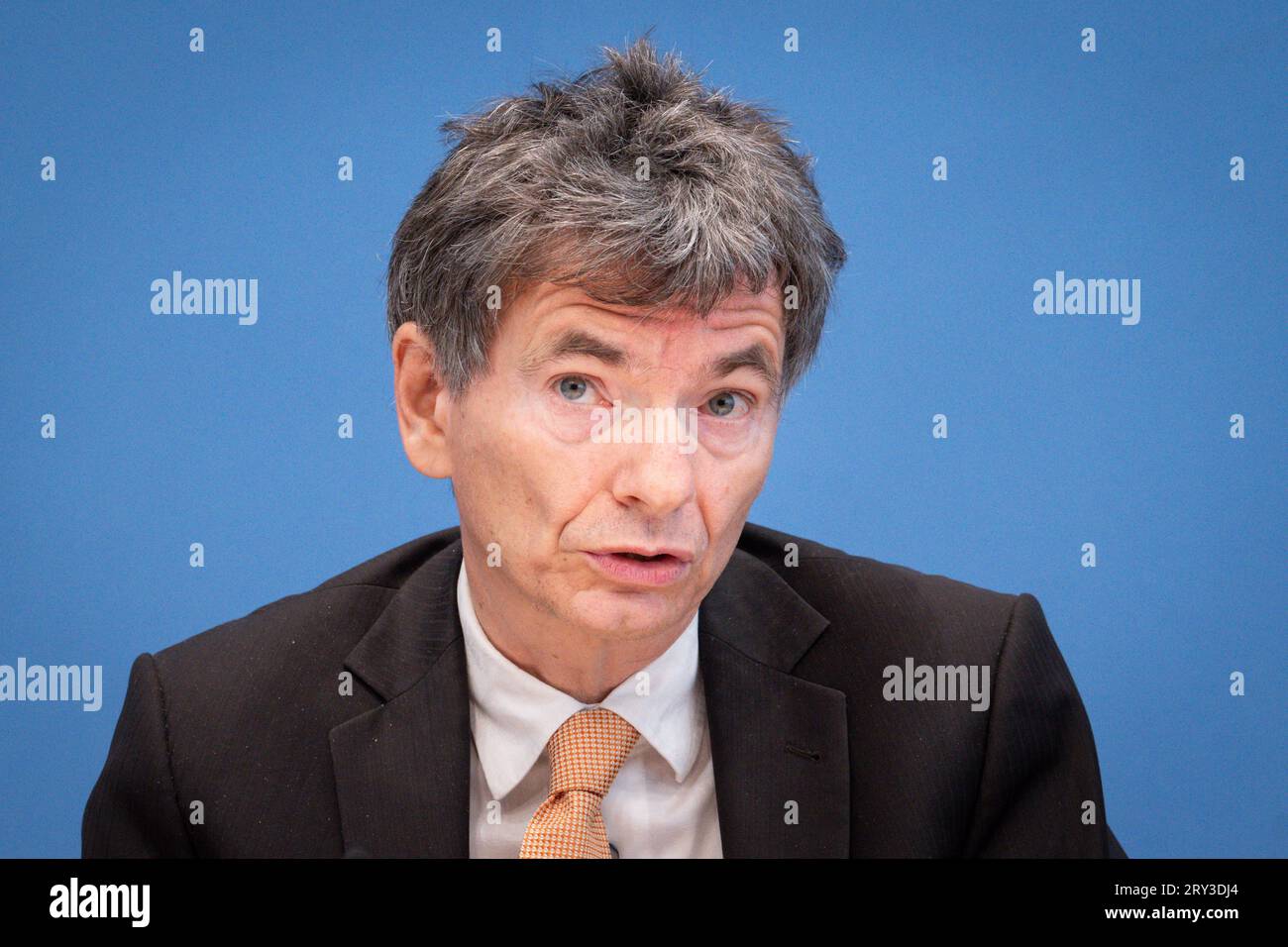 Axel stand hi-res stock photography and images - Alamy