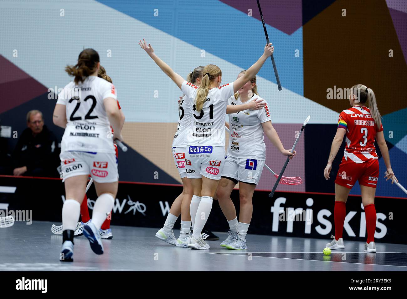 230928 Karlstads Linnea Stenqvist jublar under innebandymatchen i ...