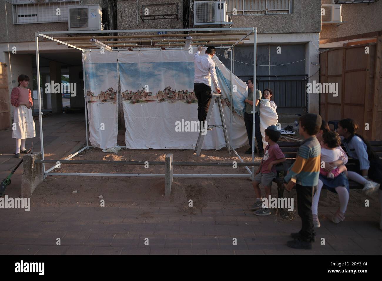 (230928) -- ASHDOD, Sept. 28, 2023 (Xinhua) -- Jewish people build a ...