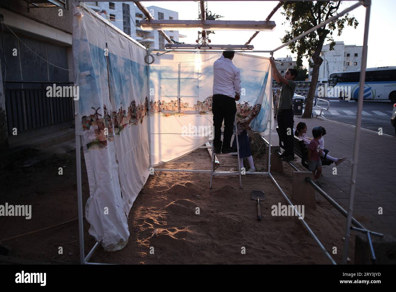 (230928) -- ASHDOD, Sept. 28, 2023 (Xinhua) -- Jewish people build a ...