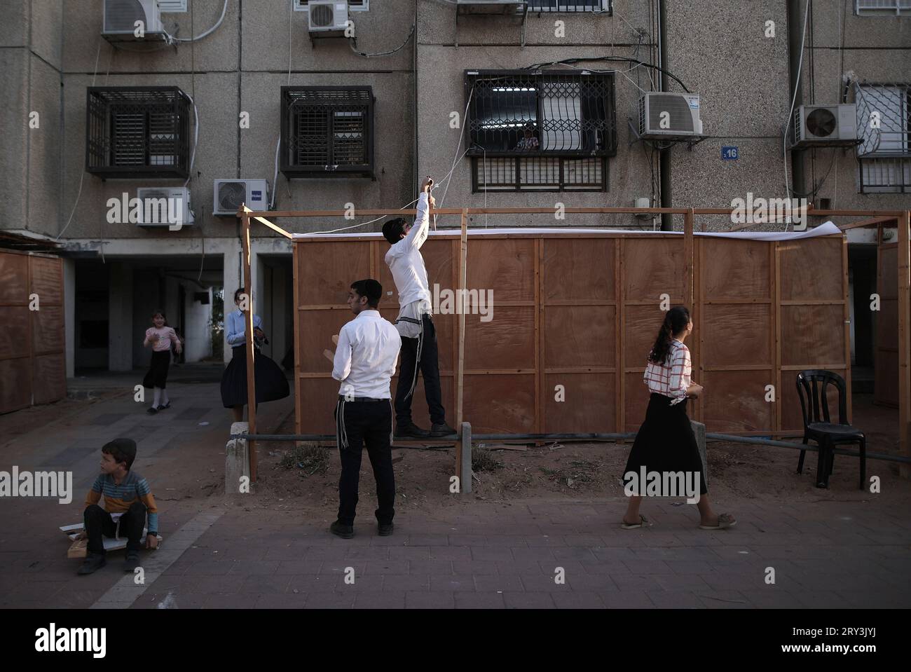 (230928) -- ASHDOD, Sept. 28, 2023 (Xinhua) -- Jewish people build a ...
