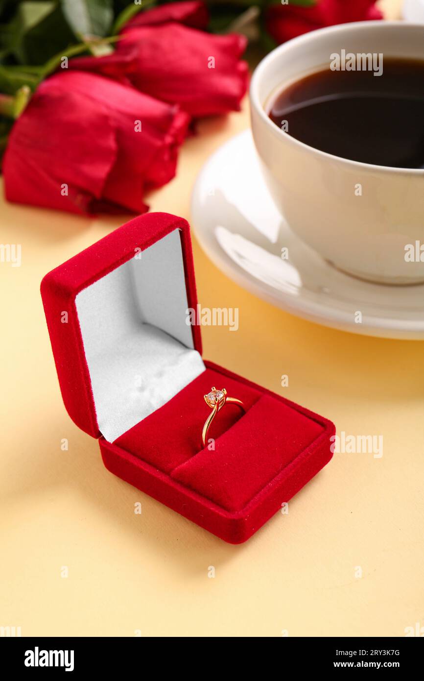 Box engagement ring cup hi-res stock photography and images - Alamy