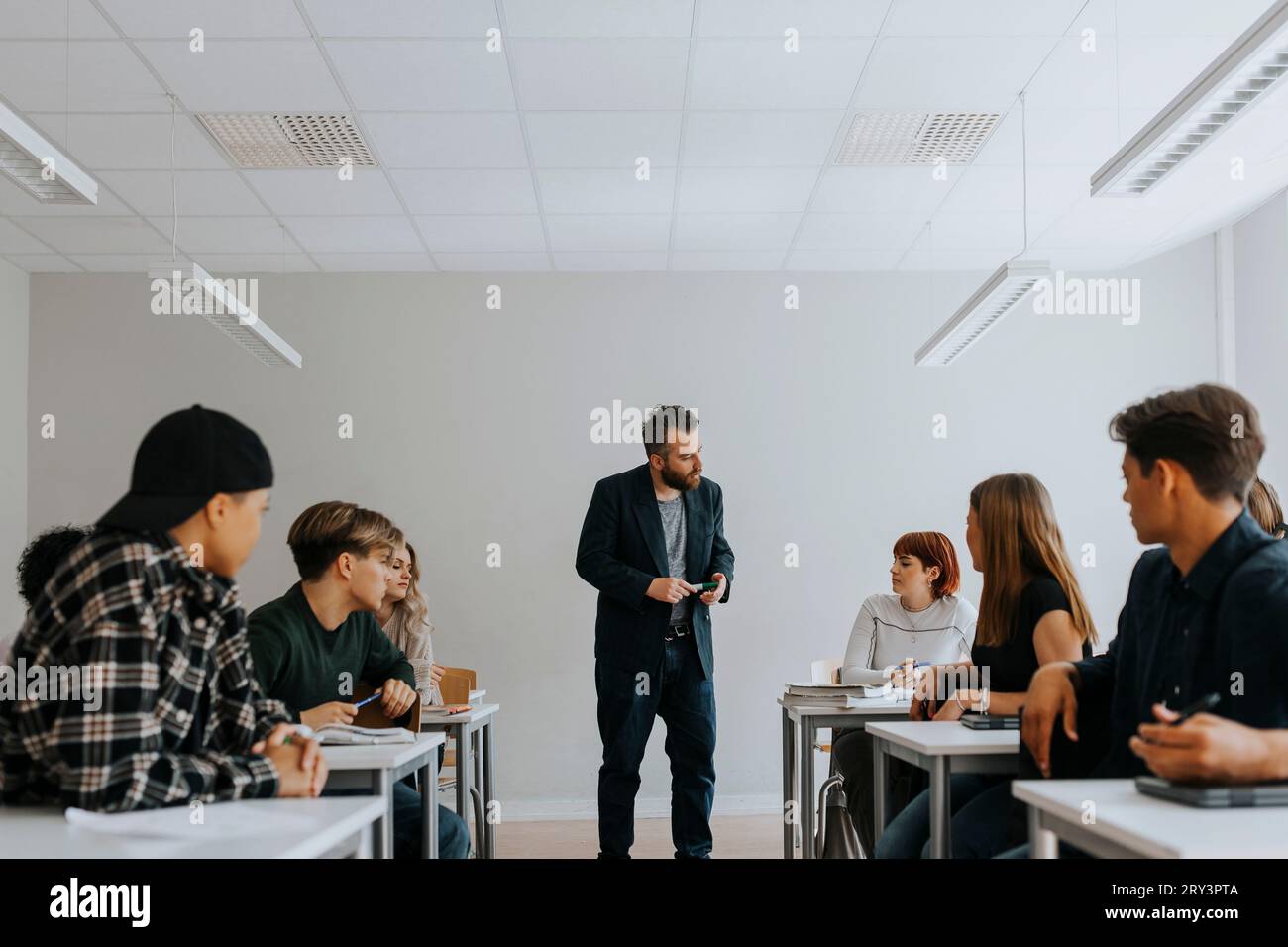 Professor and students in class hi-res stock photography and images - Alamy