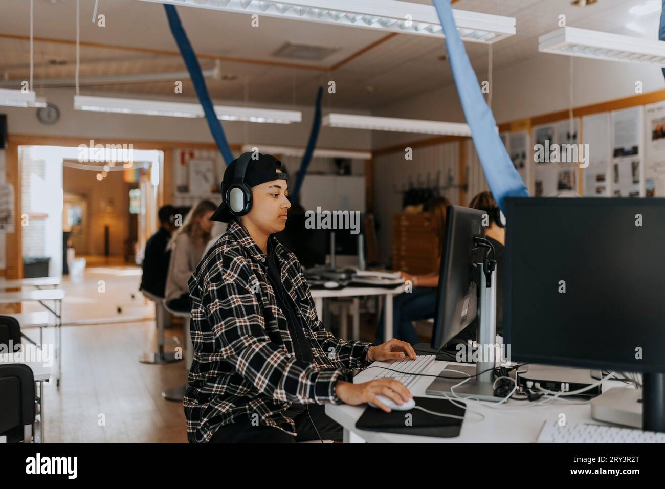 Computer class headphones hi-res stock photography and images - Alamy