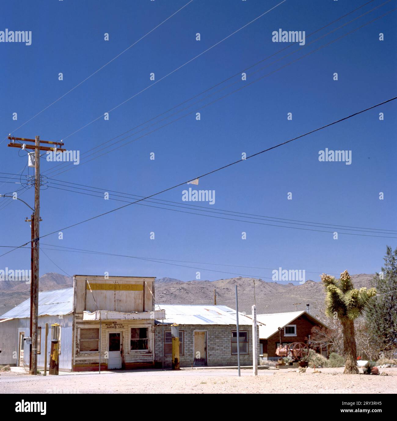Abandoned gas station death valley hi-res stock photography and images ...