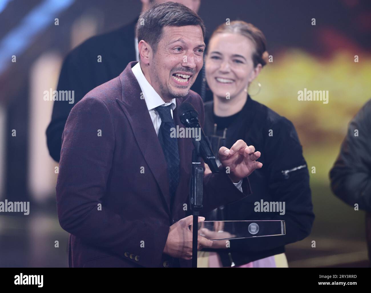 Cologne, Germany. 28th Sep, 2023. Reporter Thilo Mischke talks about ...