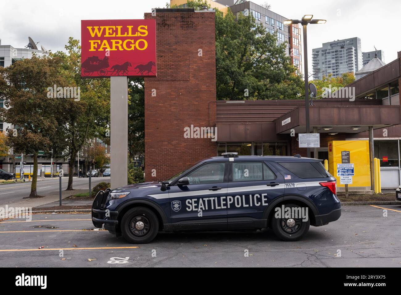 Seattle, USA. 28th Sep 2023. Just after Noon an alleged Bank robbery in ...