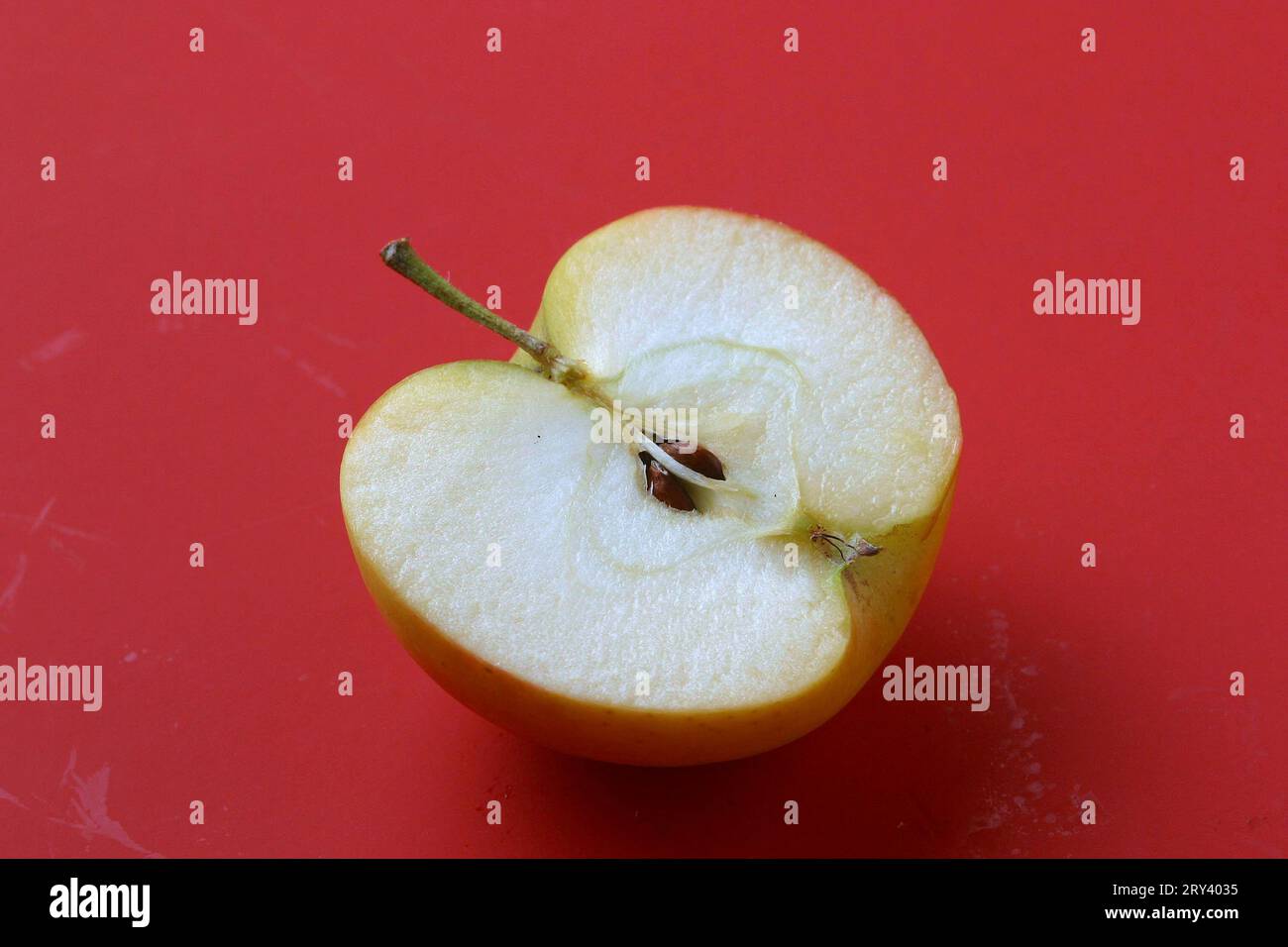 Juicy red apple Stock Photo - Alamy