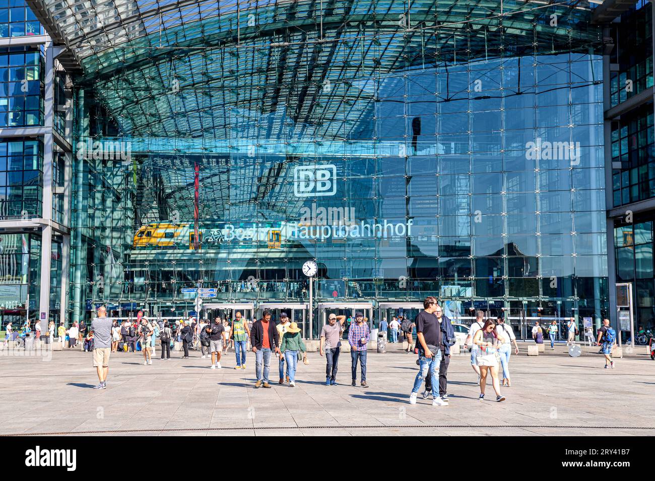 DEU, Deutschland, Berlin, 10.09.2023: Berlin Hauptbahnhof ... DEU, Deutschland, Berlin, 10.09.2023: Berlin Hauptbahnhof ...