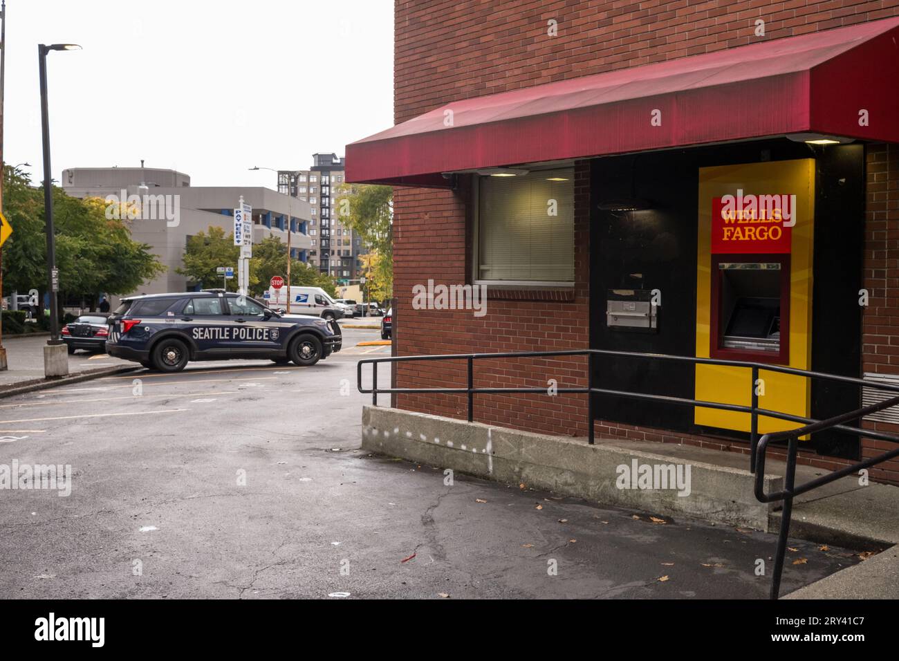 Seattle, USA. 28th Sep 2023. Just after Noon an alleged Bank robbery in ...