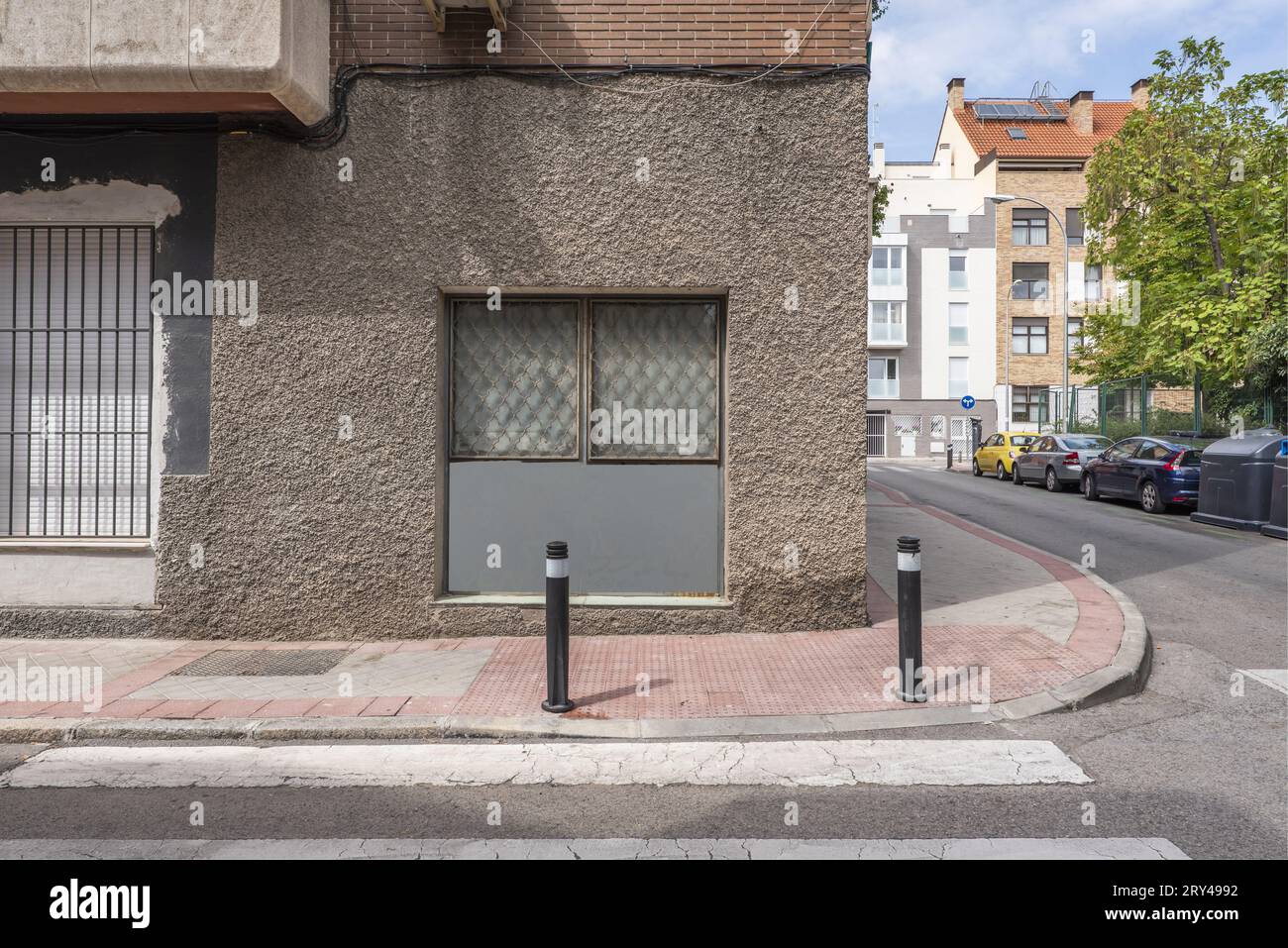 Business premises shutter hi-res stock photography and images - Alamy