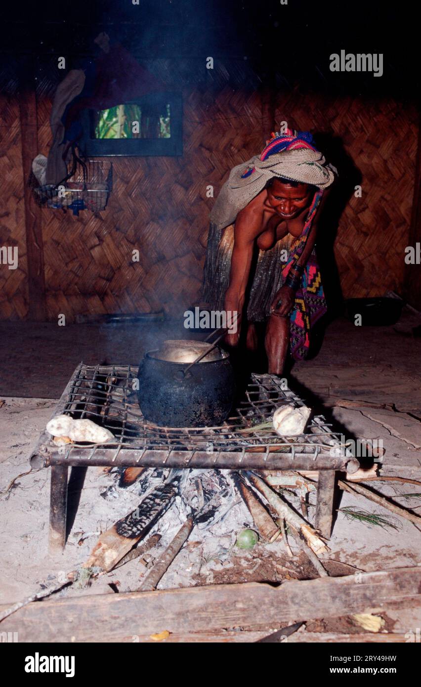 Huli woman doing the cooking, Tari, Papua New-Guinea, Huli woman ...
