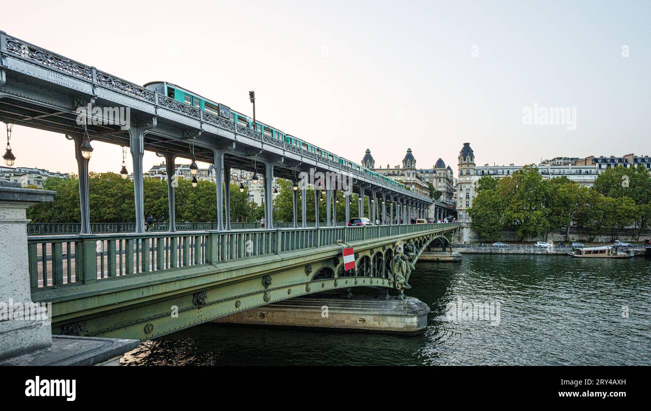 Pont de Bir Hakeim and train, Paris, France Stock Photo - Alamy