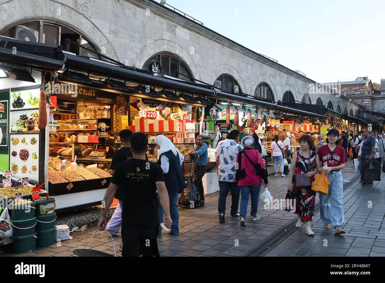 Shops in the bazaar in the Eminönü district of Istanbul, Turkey Stock ...