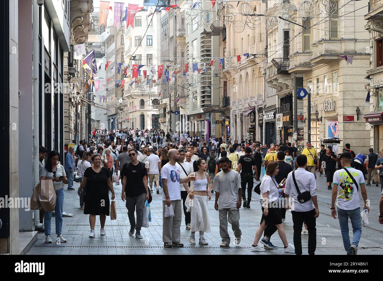 Istanbul turkey tourist crowds hi-res stock photography and images - Alamy