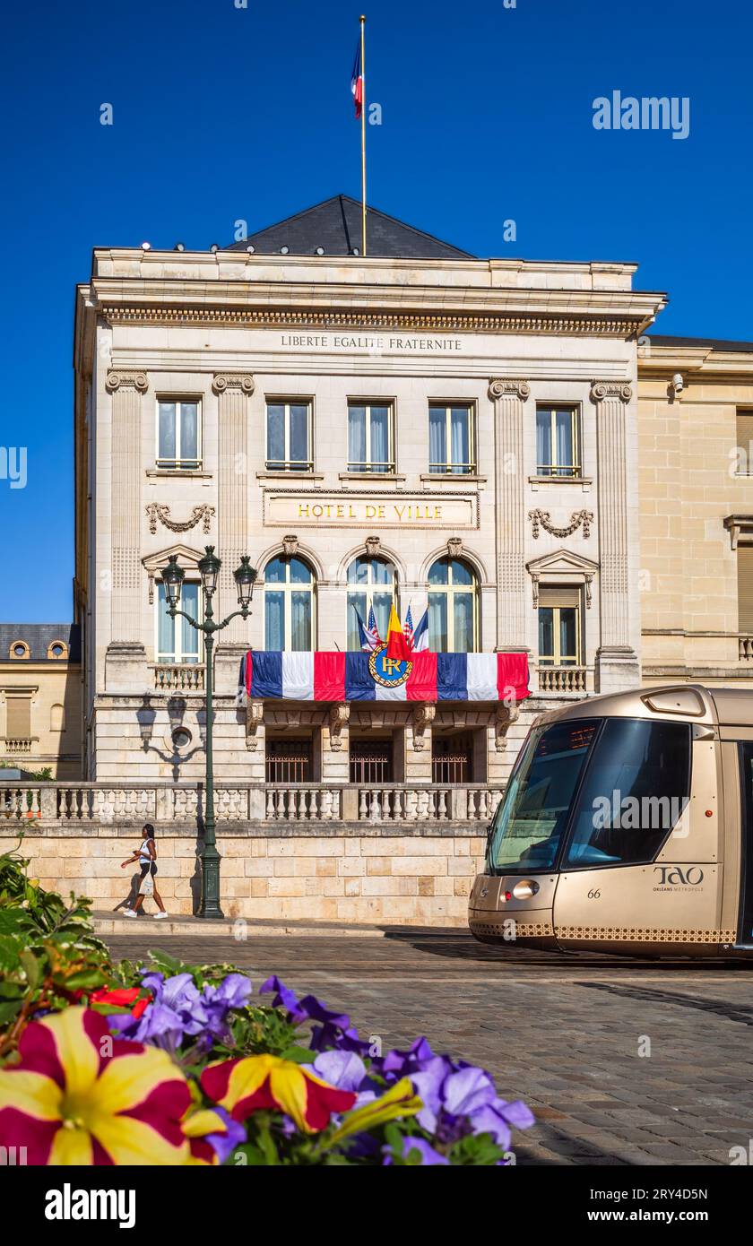 Oncoming tram hi-res stock photography and images - Alamy