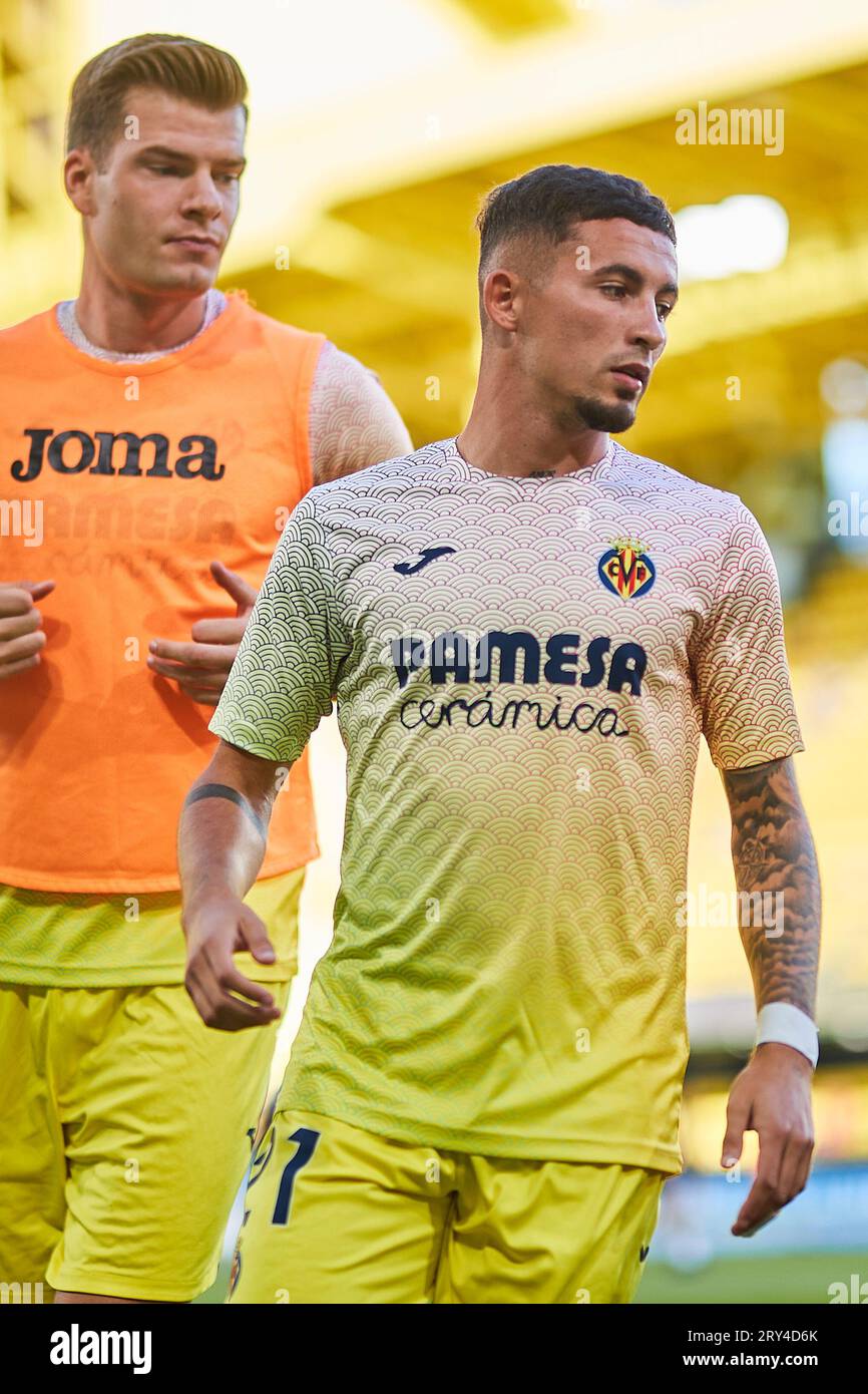 Yeremi Pino (Villarreal CF, #21) warms up prior to the LaLiga match ...