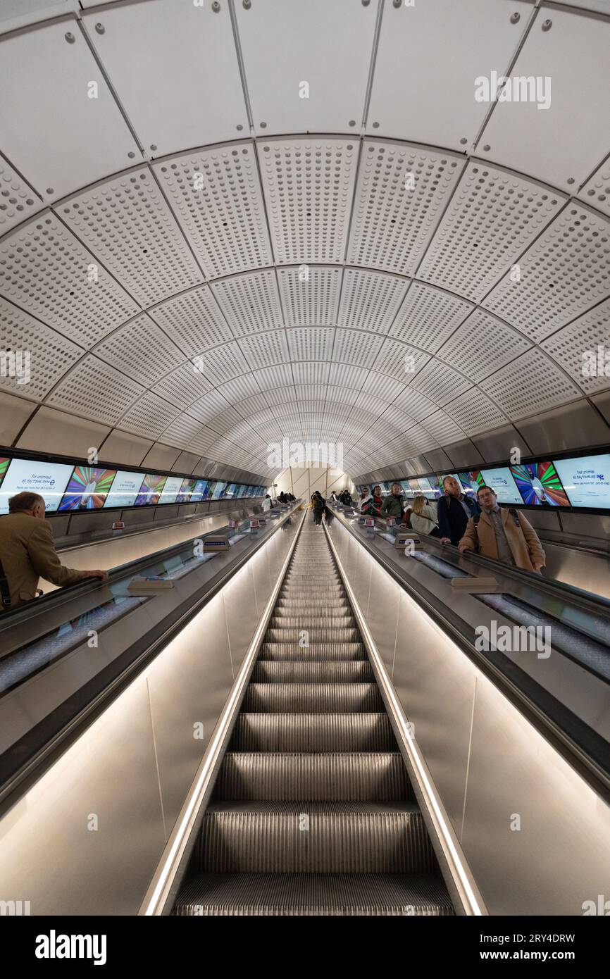 Farringdon station, the Elizabeth line is a high-frequency hybrid urban ...
